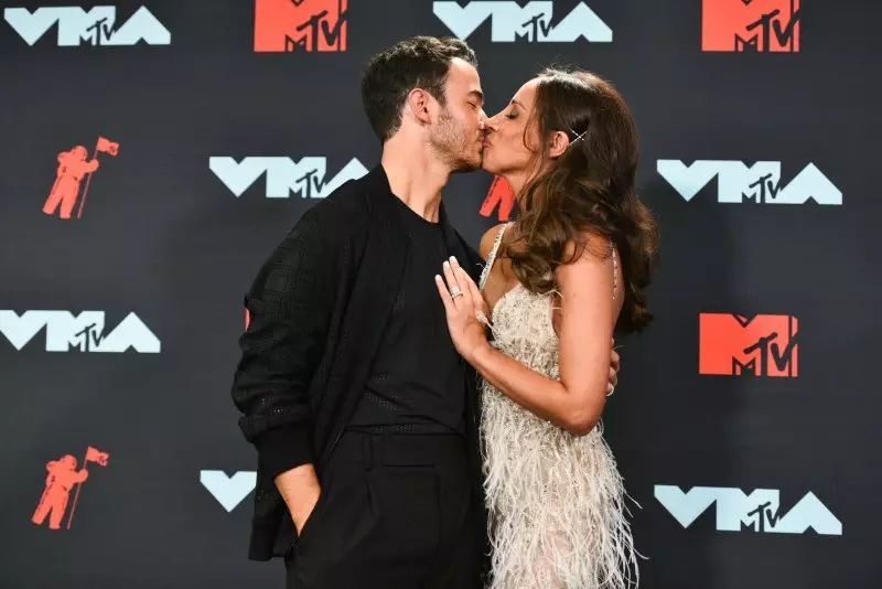 Kevin Jonas e Danielle Jonas bícanse na alfombra vermella de mtv vmas 2019