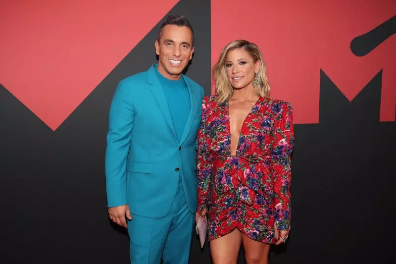 Sebastian Maniscalco e Lana Gomez 2019 MTV VMA tapete vermelho antes de hospedar