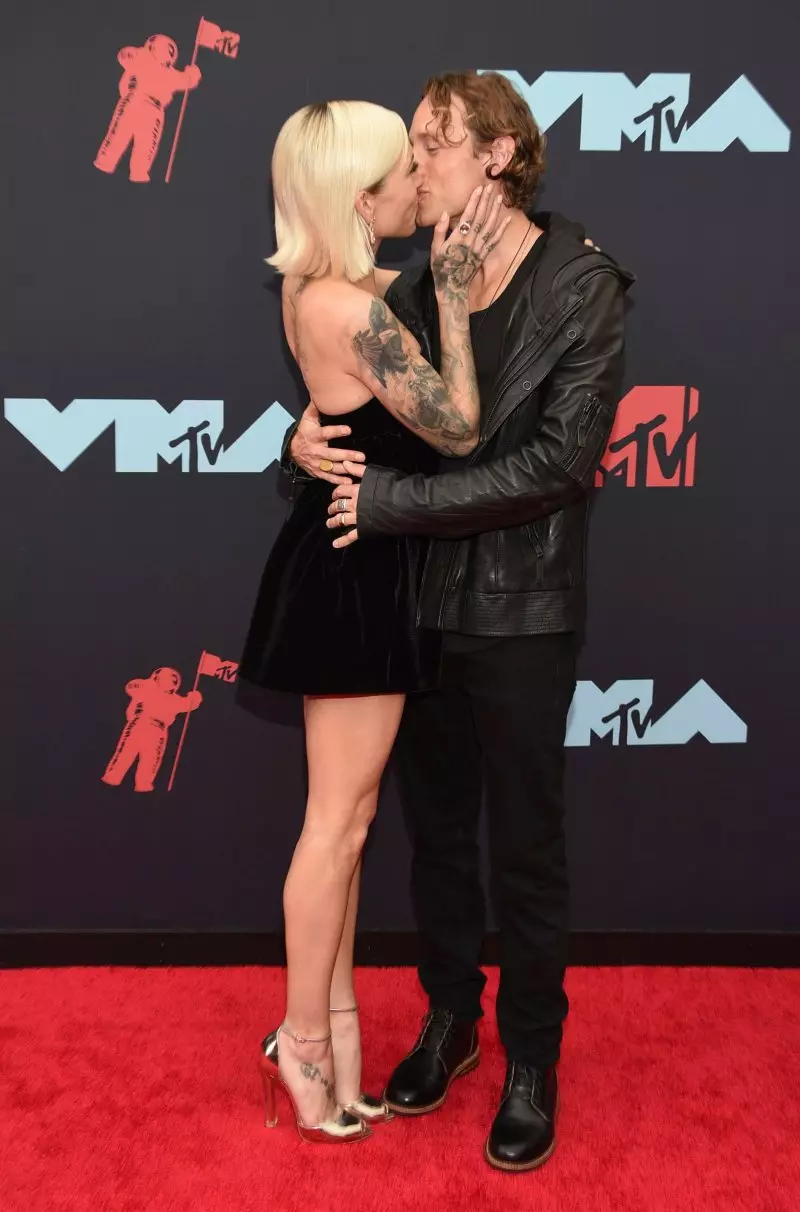 Skylar Grey, Elliott Taylor bučiuojasi 2019 m. TV laidoje