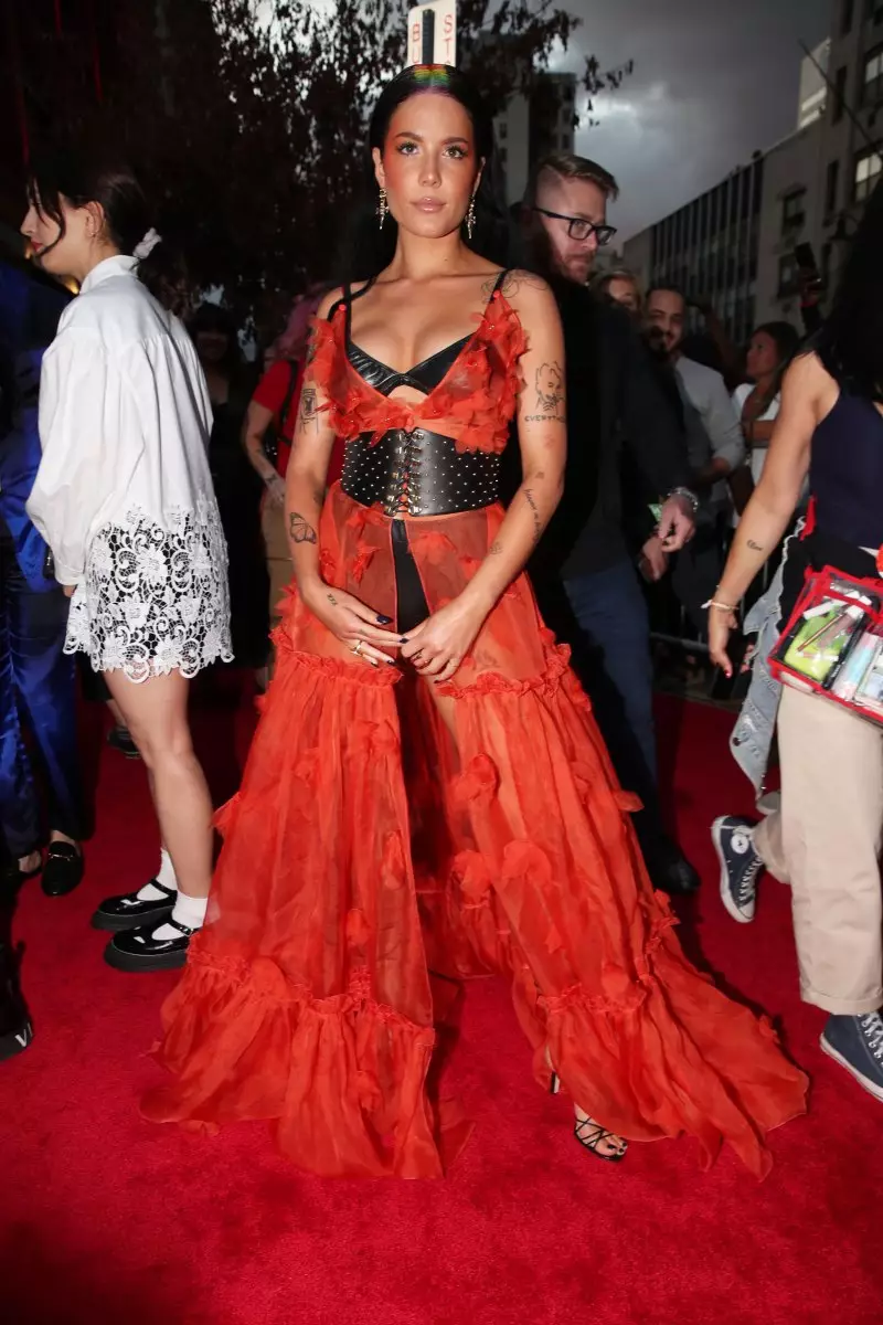 2019 MTV VMAs रेड कार्पेट लुकमा Halsey रेड शीर ड्रेस