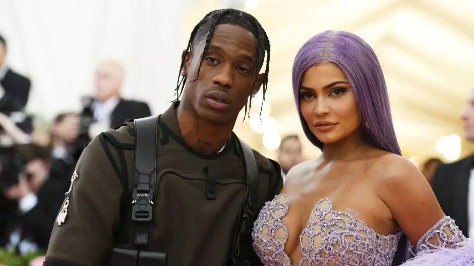 Kylie Jenner en Travis Scott ite iis mei dochter Stormi