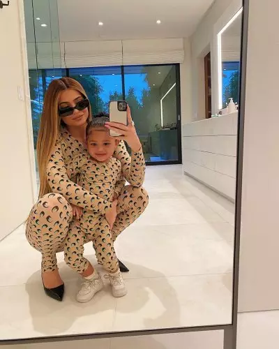 kylie jenner stormi pijamas combinando