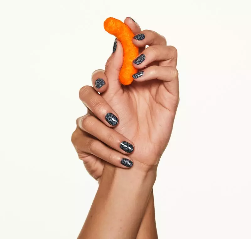 Cheetos ເຮືອນຂອງ Flamin Haute Black Cheetah Nails