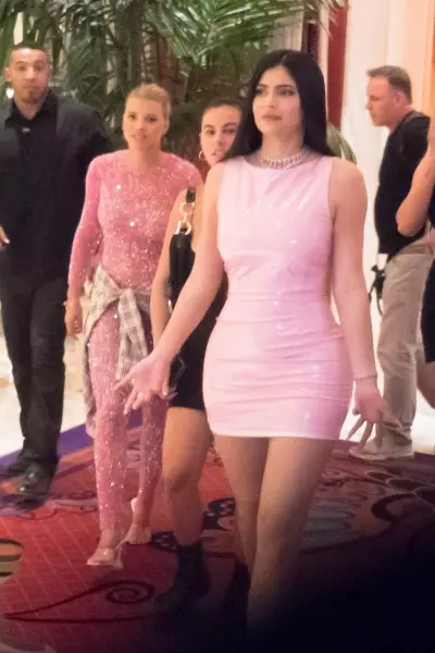 Sofia Richie és Kylie Jenner egy Las Vegas-i szállodában sétálnak rózsaszín ruhában