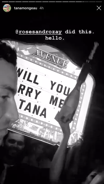 'Will You Marry Me Tana' Sign yn 'e klub