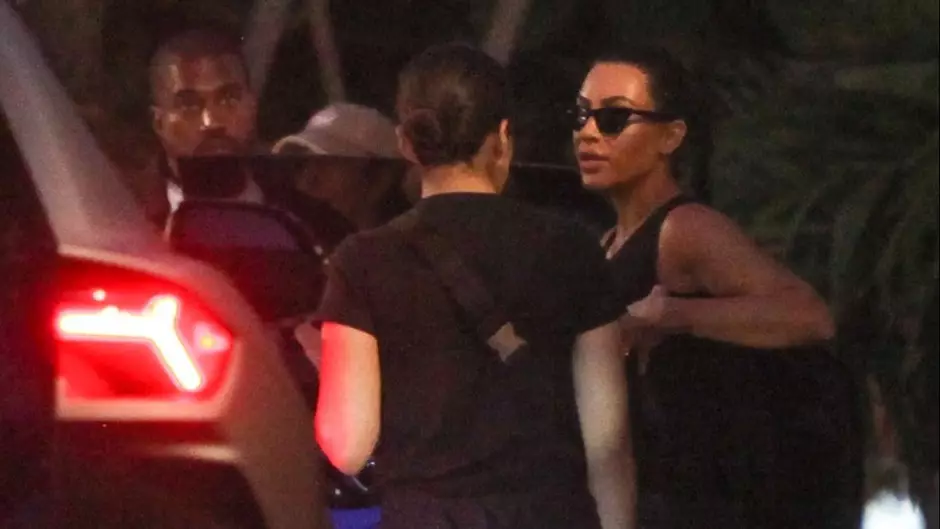 Kim Kardashian i Kanye West porten al nord per sopar