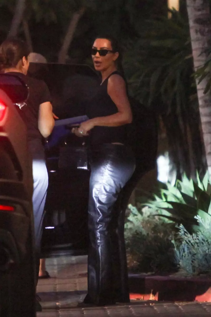 Kim Kardashian i Kanye West porten al nord per sopar