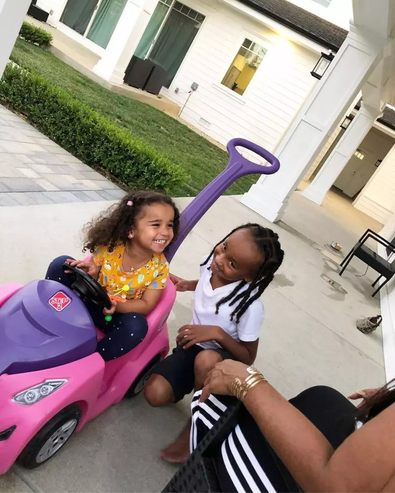 Dream Kardashian y King Cairo riéndose afuera del Instagram de Blac Chyna