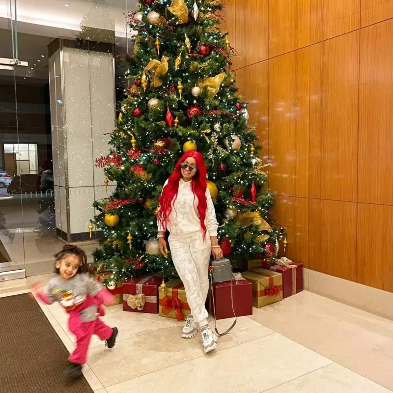 Dream Kardashian Blac Chyna Sonríe frente a un árbol de Navidad