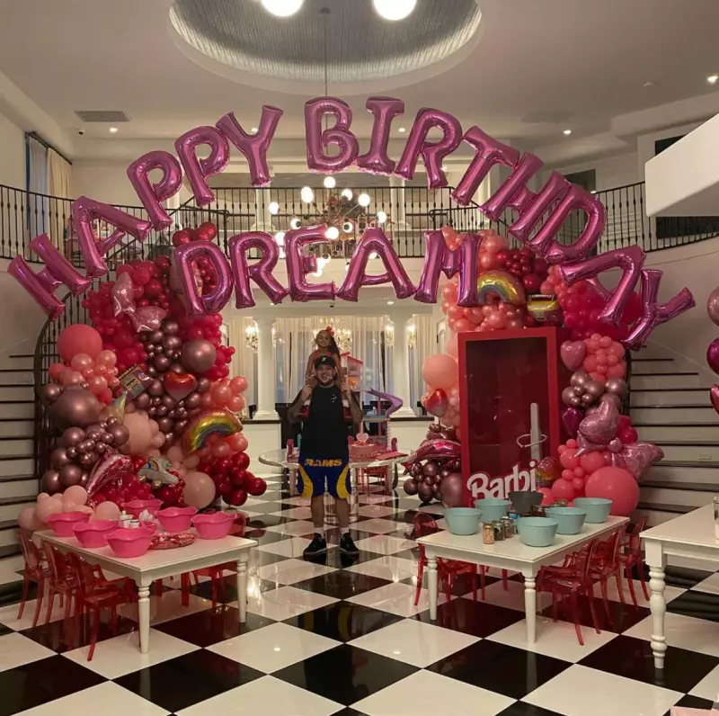 Khloe Kardashiain organiza una fiesta de Barbie para su sobrina Dream