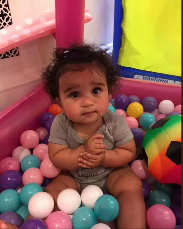 Dream Kardashian jugando en una piscina de pelotas