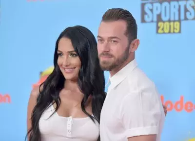 Nikki Bella și Artemchigvintsev pozând și îmbrăcați în alb