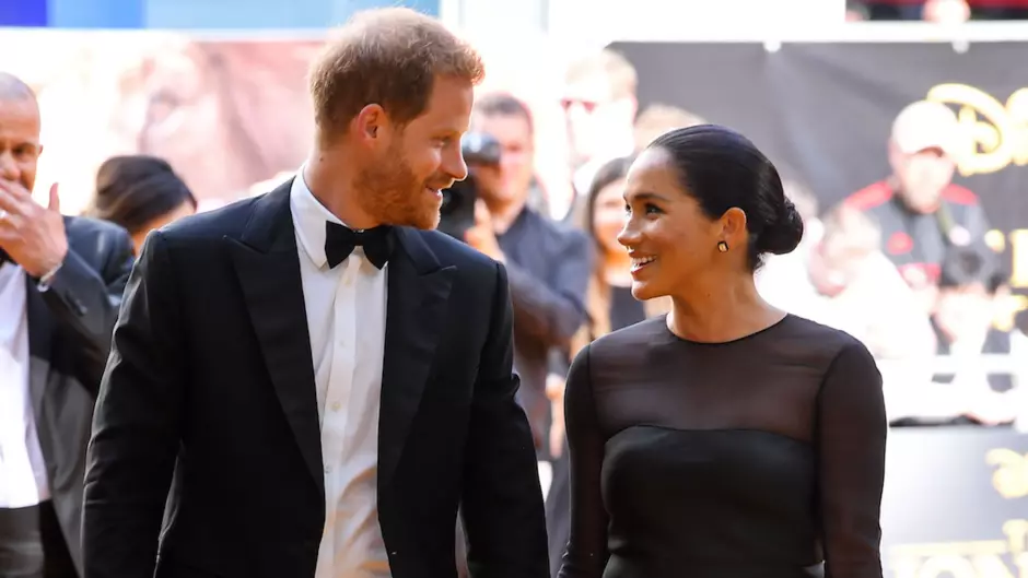 Prince Harry na Meghan Markle na-achịkọta ọnụ ọchị na kapeeti uhie nke The Lion King