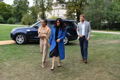 Doria Ragland, Meghan Markle és Harry herceg a Kensington-palota füvén sétálnak