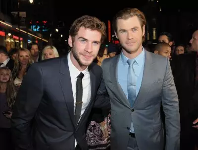 Liam Hemsworth en Chris Hemsworth glimkje tegearre yn pakken