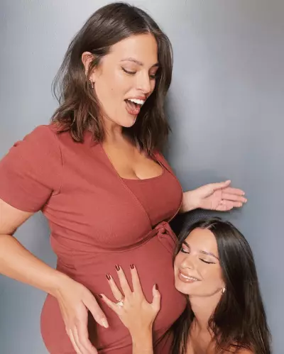 Emily Ratajskowski Memegang Baby Bump Ashley Graham