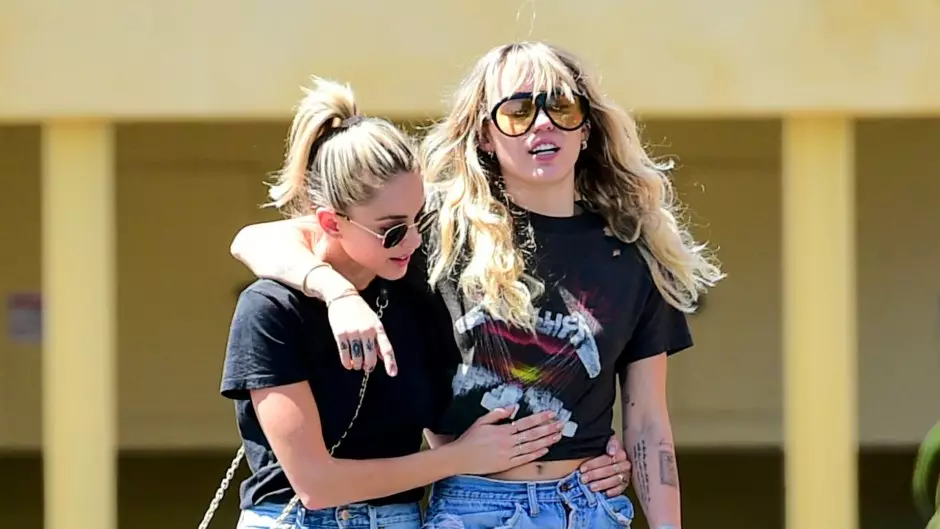 Miley Cyrus เดินกับ Kaitlynn Carter สวมกางเกงยีนส์และเสื้อยืดสีดำใน Los Angeles