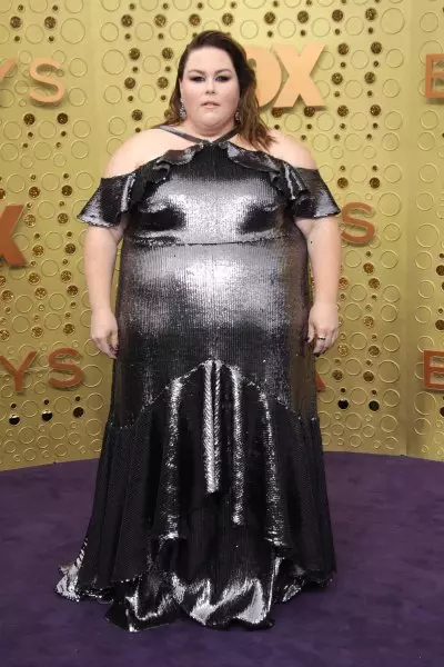 Chrissy Metz 2019 Emmys में सिल्वर ड्रेस पहने हुए