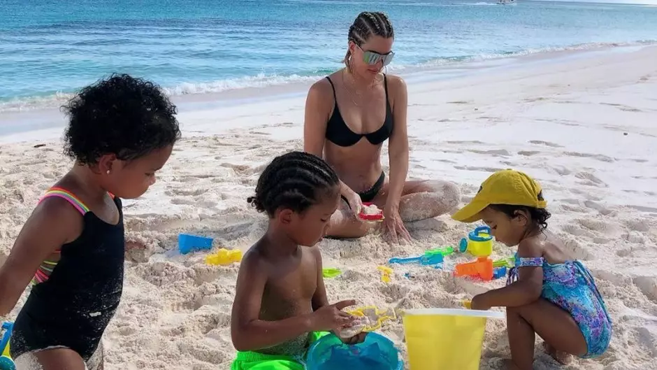 Khloe Kardashian spelar i sanden med True Thompson, Saint West och Chicago West