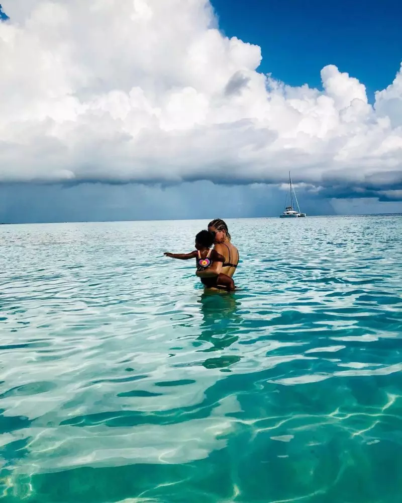 Khloe Kardashian och True Thompson i havet under Bahamas semester
