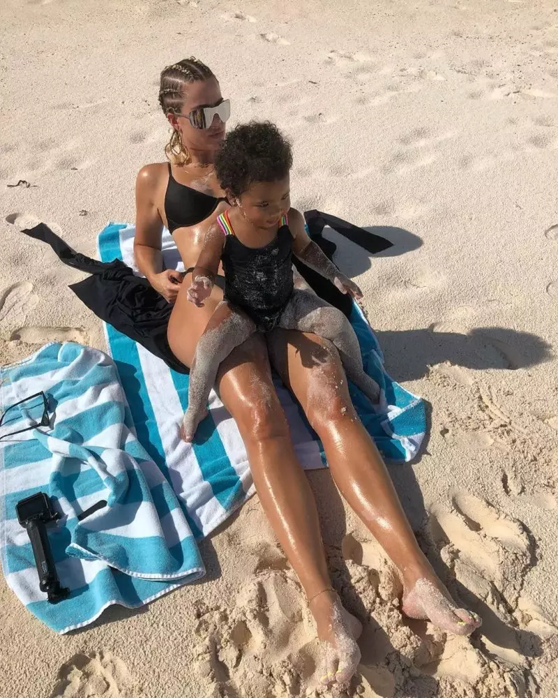 Khloe Kardashian leet am Sand op de Bahamas mat der Duechter True Thompson
