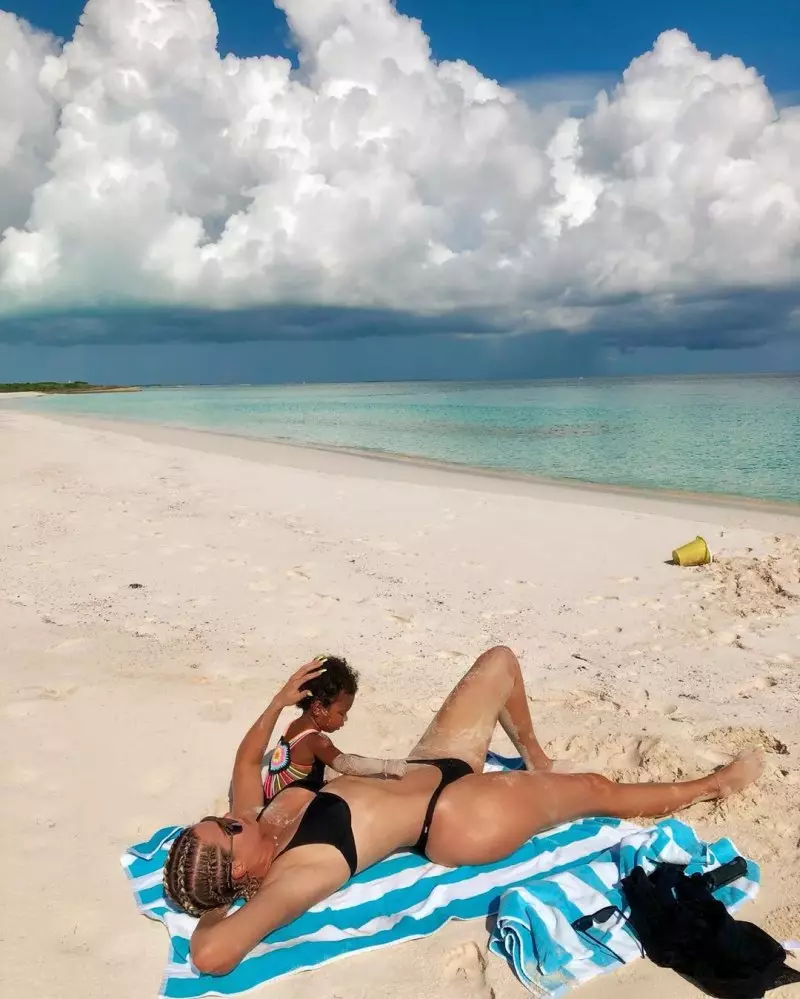 Хлое Кардашиан ба Жинхэнэ Томпсон Багамын арлууд Ким Кардашиан, ЛаЛа Энтони нартай хамт амарсан