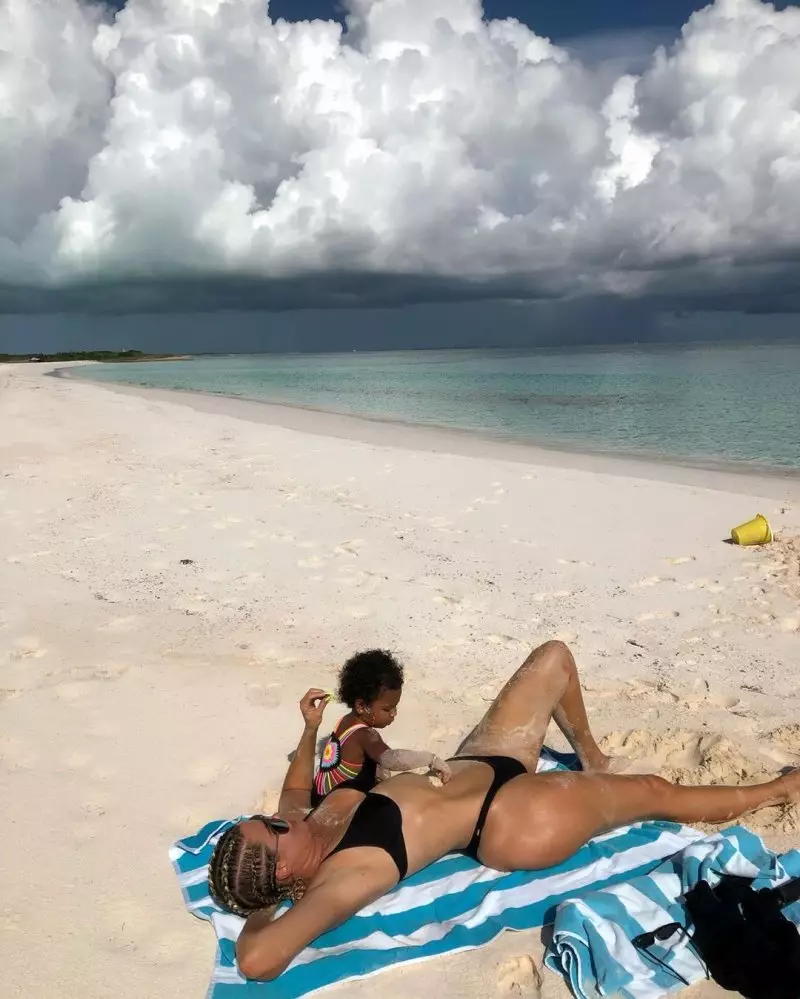Khloe Kardashian Black Bikini huko Bahamas akiwa na True Thompson