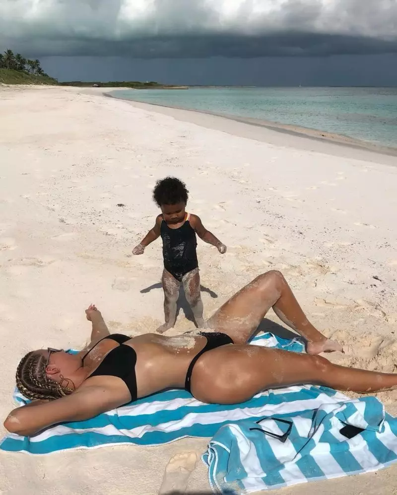 Хлое Кардашиан Багамын аралд жинхэнэ Томпсонтой наранд шарж байна