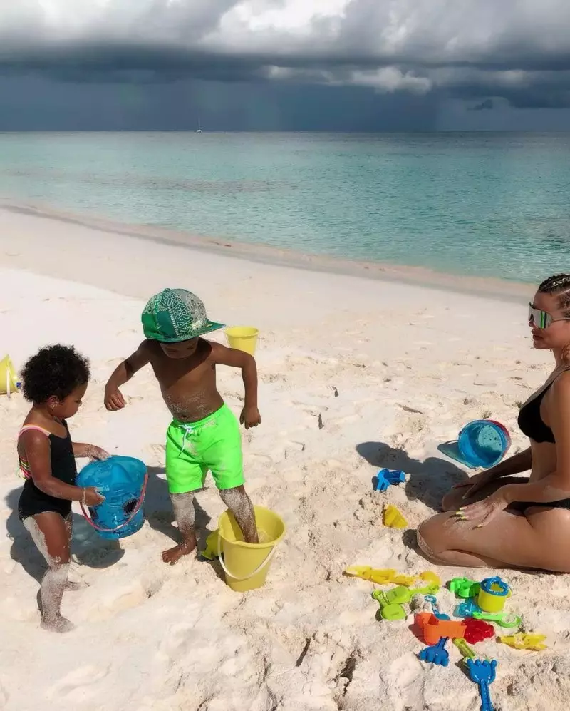 Хлое Кардашиан Багамын амралтын үеэр жинхэнэ Томпсон, Гэгээн Уэст нартай элсэнд тоглож байна