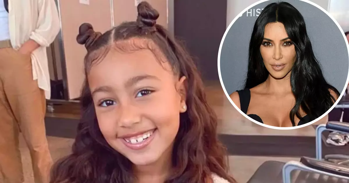 A filla de Kim Kardashian North entra en directo en TikTok, dá un percorrido pola casa