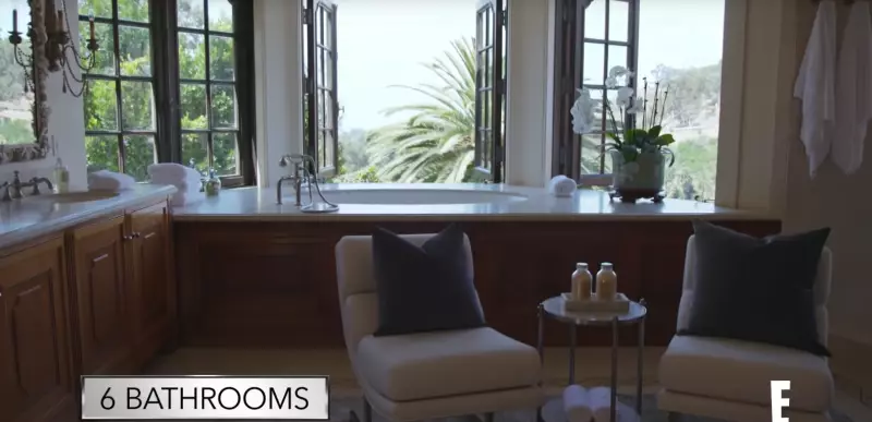 Flip It Like Disick Scott Disick og Sofia Richie Se på Malibu Mansion Bathroom