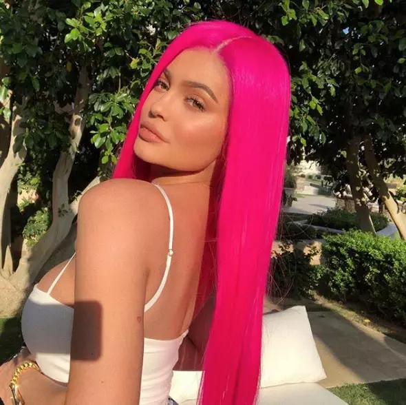 kylie-jenner-လက်ခုပ်တီးပြီး ပြန်ထွက်သွားတယ်။