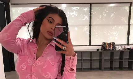 Kylie Jenner akipiga selfie akiwa na shati la pinki la Chanel