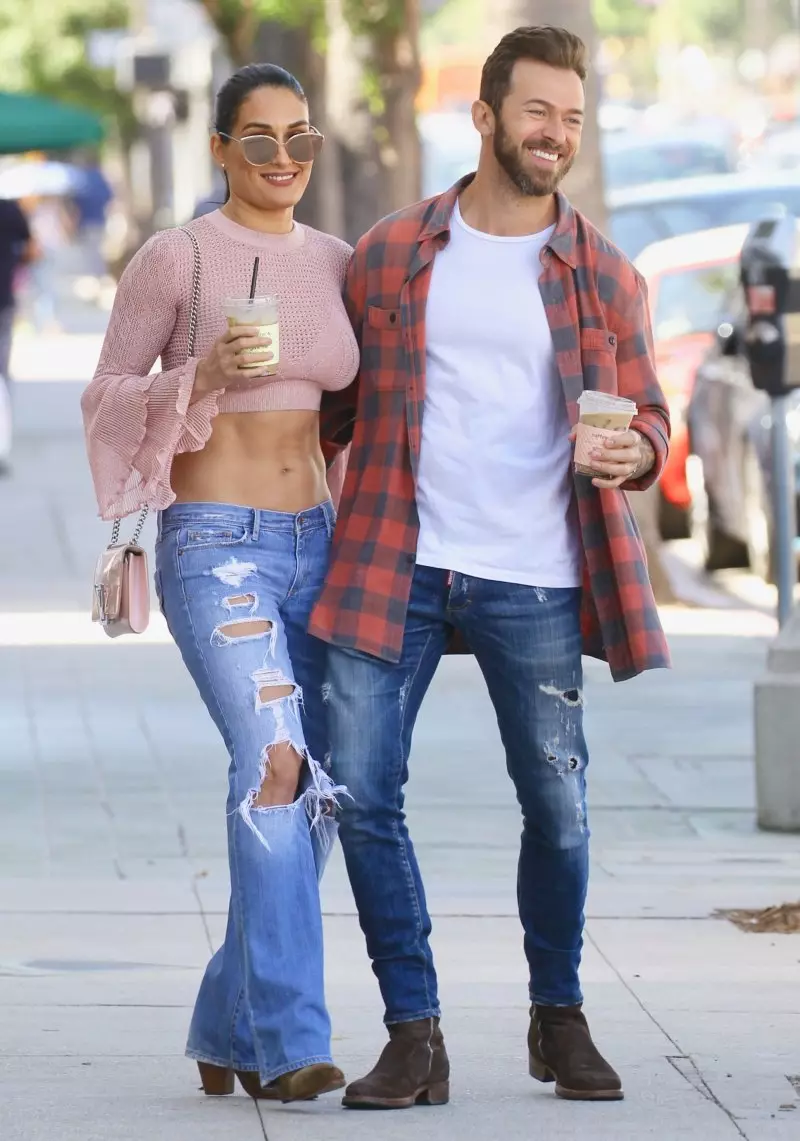 Nikki Bella ndi Boyfriend Artem Chigvintsev akujambula pulogalamu yawo yatsopano yapa TV ku Studio City