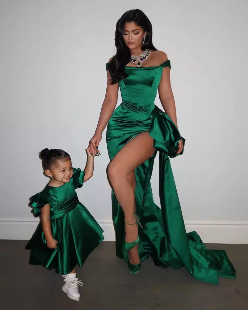 Gwisg Custom Ralph a Russo gan Stormi Webster