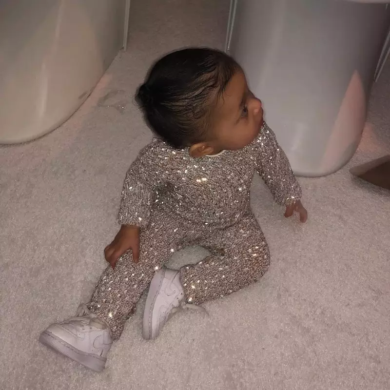 Rhinestone Onesie របស់ Stormi Webster