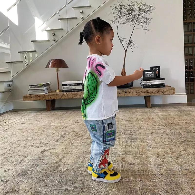 Stormi Webster's Sneakers na Jeans na Tee