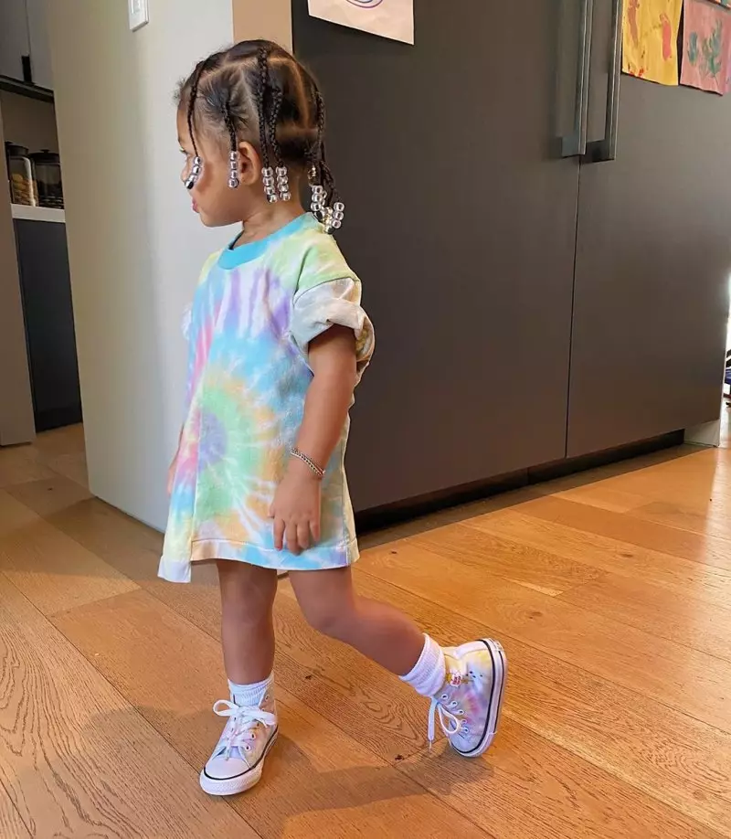 Vestido y tenis de teñido anudado de Stormi Webster