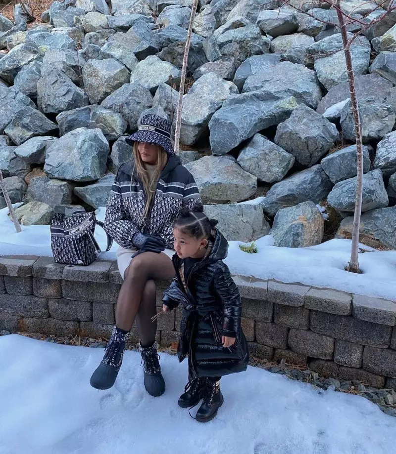 Stormi Webster għandha 2 biss, iżda l-kontenut tal-closet tagħha jista' jħallas is-self lill-istudenti tiegħek