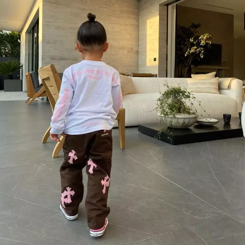 Stormi Webster bụ naanị 2, mana ọdịnaya nke ime ụlọ ya nwere ike ịkwụ ụgwọ mgbazinye nwa akwụkwọ gị.