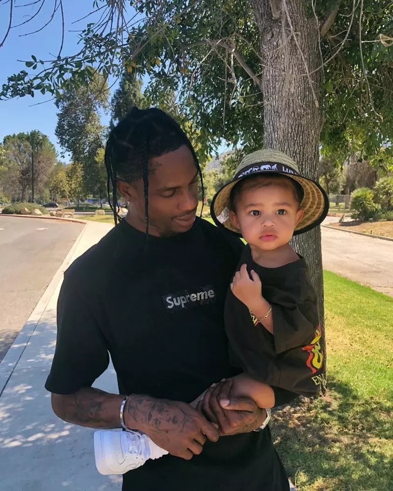 Stormi Webster's Big Tee u Sneakers