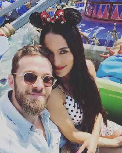 Nikki Bella Artem Çiqvintsevlə münasibət qrafiki