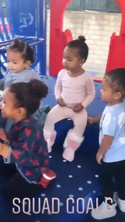 Dream Kardashian, Chicago West, Stormi Webster ndi True Thompson akusewera paki