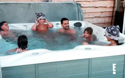 Scott Disick Ngarasa Kagok di Hot Tub Jeung Ex Kourtney & GF Sofia