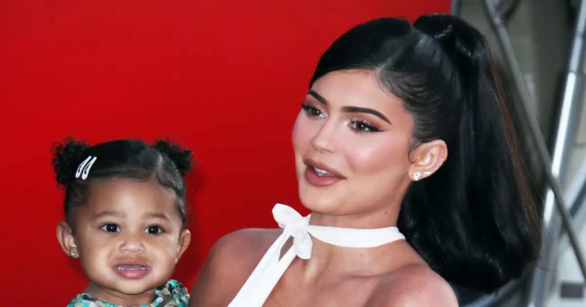 Kylie Jenner Dividas Belan Videon de Stormi Webster sur Neĝtabulo