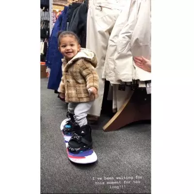 Gipakita ni Kylie Jenner ang Iyang Anak nga si Stormi Snowboarding