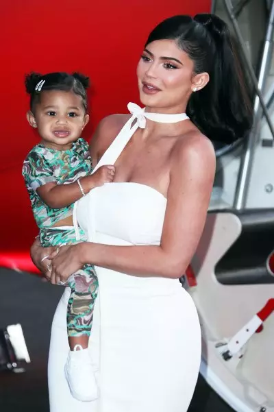 Kylie Jenner mostra la seva filla Stormi fent surf de neu