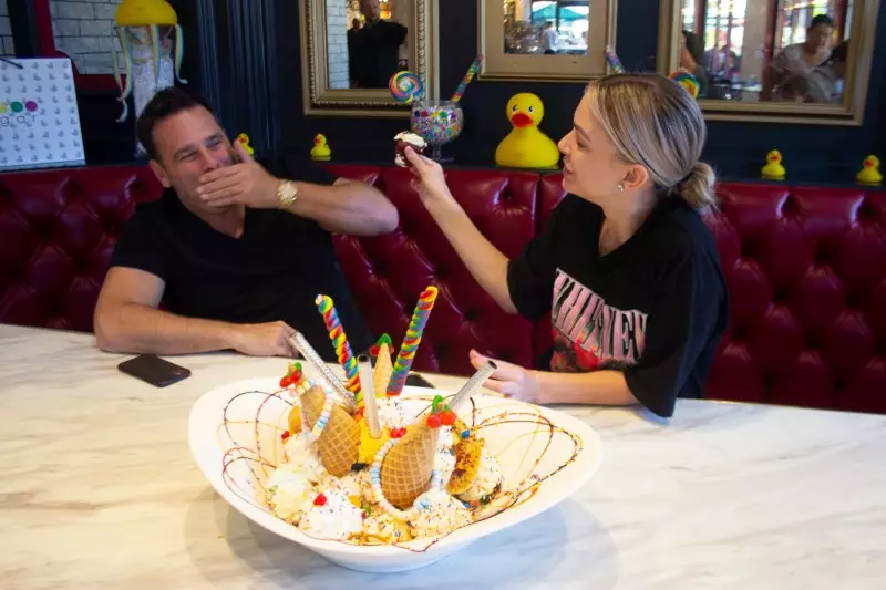 Si Lala Kent ug ang fiance nga si Randall Emmett nalingaw sa mga desyerto sa The Sugar Factory sa Las Vegas