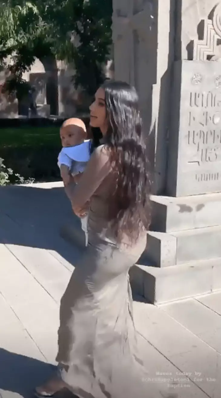 Kim Kardashian niosąca syna Pslam