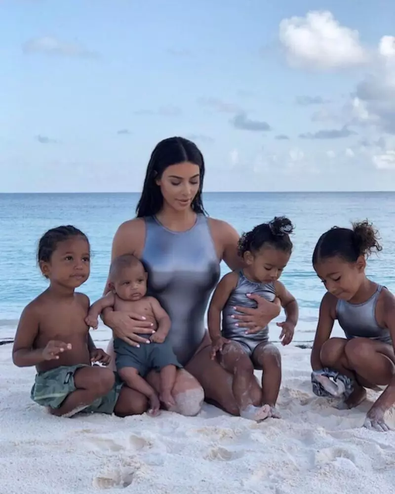 Kim Kardashian North West Saint West Chicago West Psalm เวสต์บาฮามาส วันหยุด